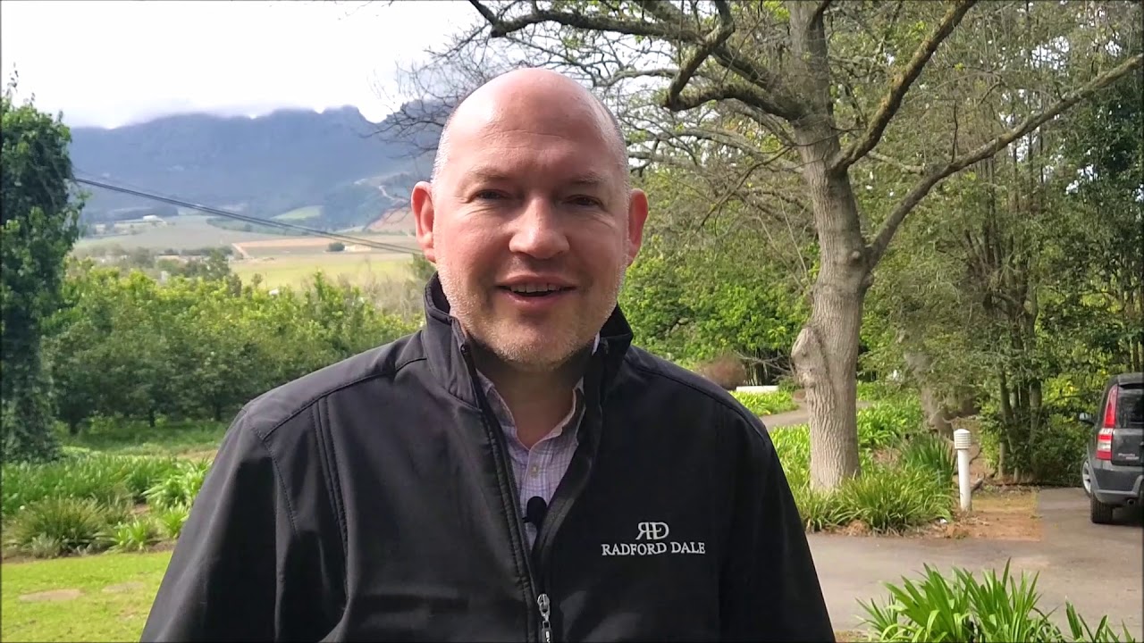 Alex Dale over Radford Dale in Stellenbosch, Zuid-Afrika - Perswijn